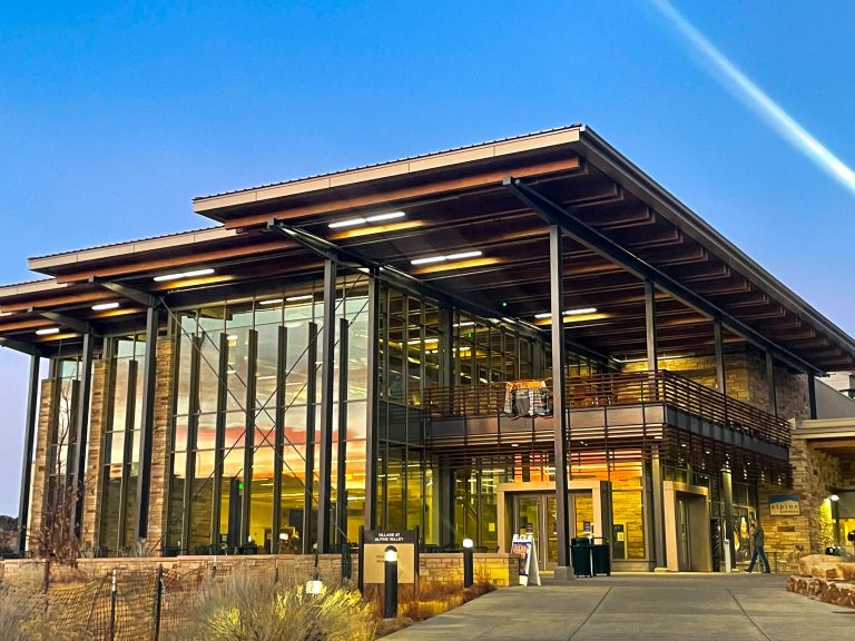 Campus dining reopens slowly, faces staffing troubles - The Scribe